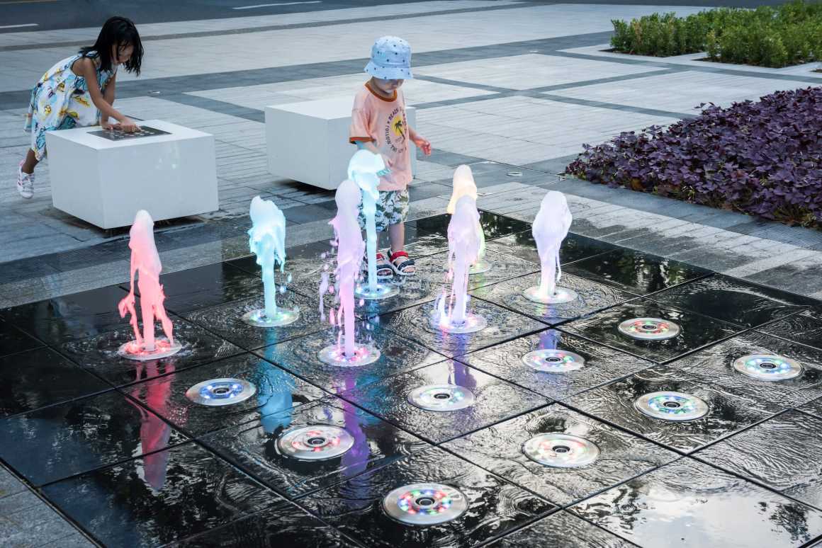 Xingfuli Ruiyuan Interactive Waterscape in Shanghai by SuShui Design ...