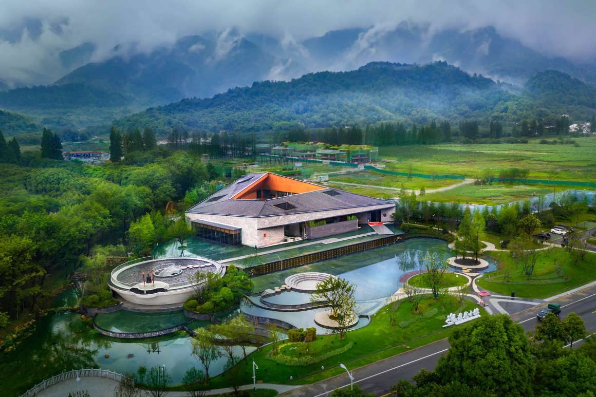 Lianhua Town of Jiuhua Mount by Guangzhou S.P.I Design Co., Ltd. – mooool