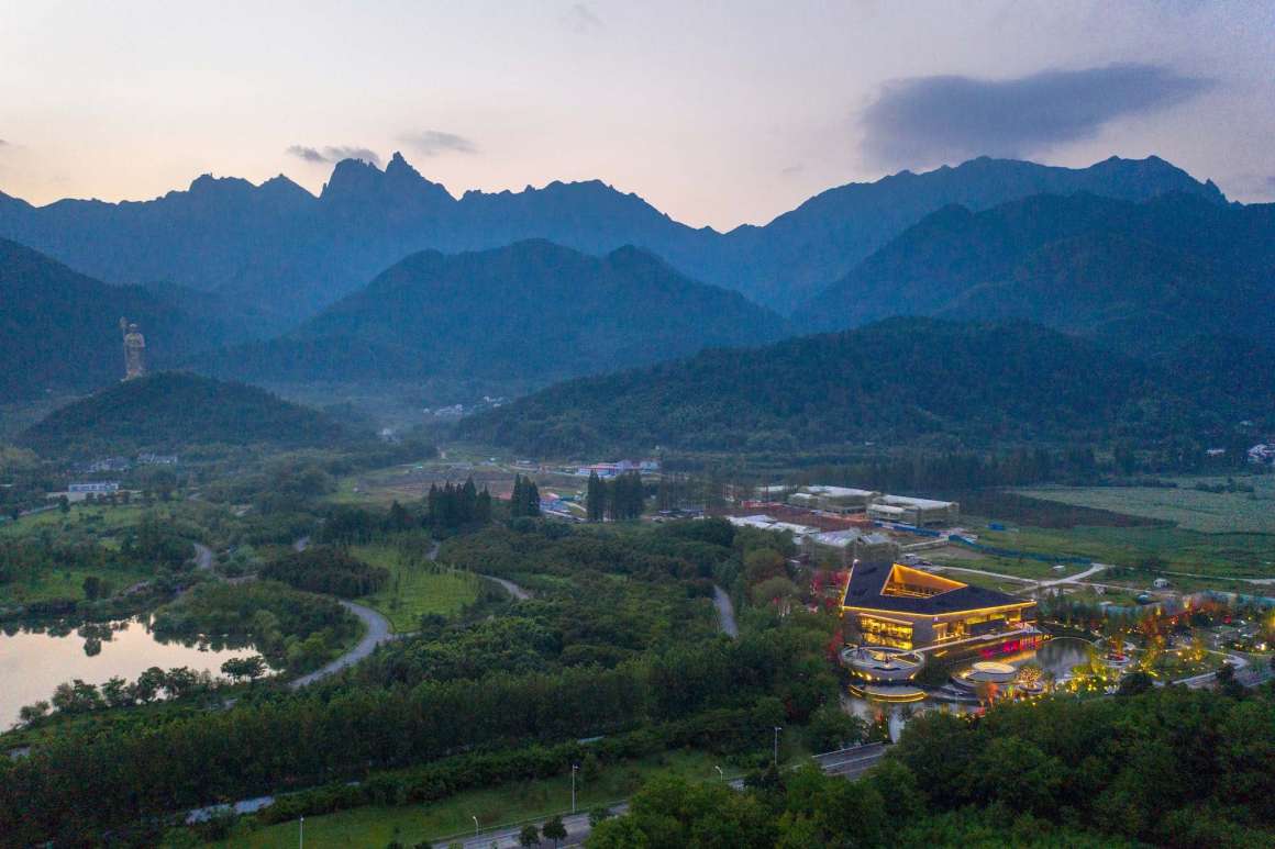 Lianhua Town of Jiuhua Mount by Guangzhou S.P.I Design Co., Ltd. – mooool