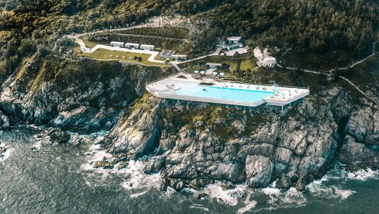 Beiluo Bay Cliff Pool by Bonjing Landscape – mooool