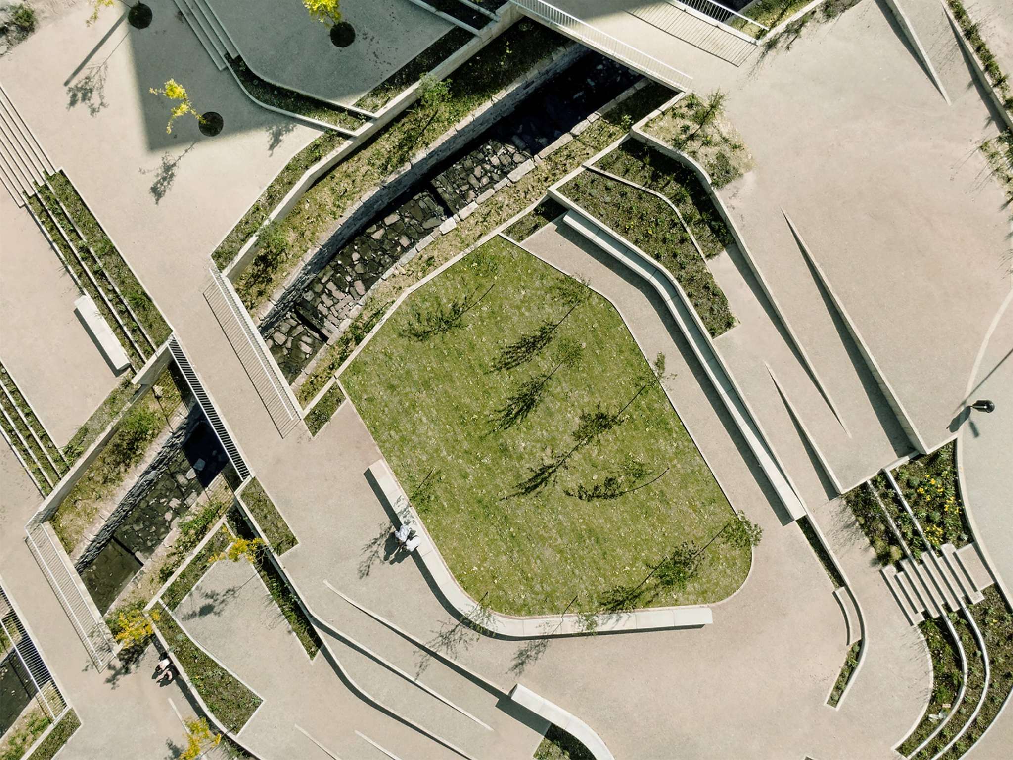 似水蜿蜒的公共空间，盖亚广场 / hori-zonte + Still Urban Design + SLpaisagistas ...