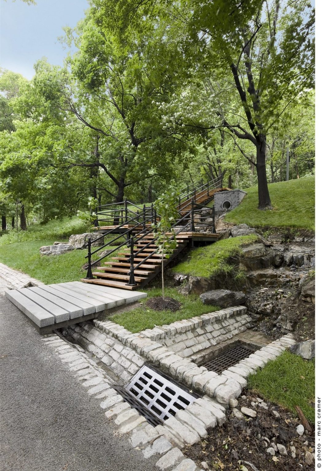Peel Entrance and Give Peace a Chance in Mount Royal Park by Lemay + CHA – mooool