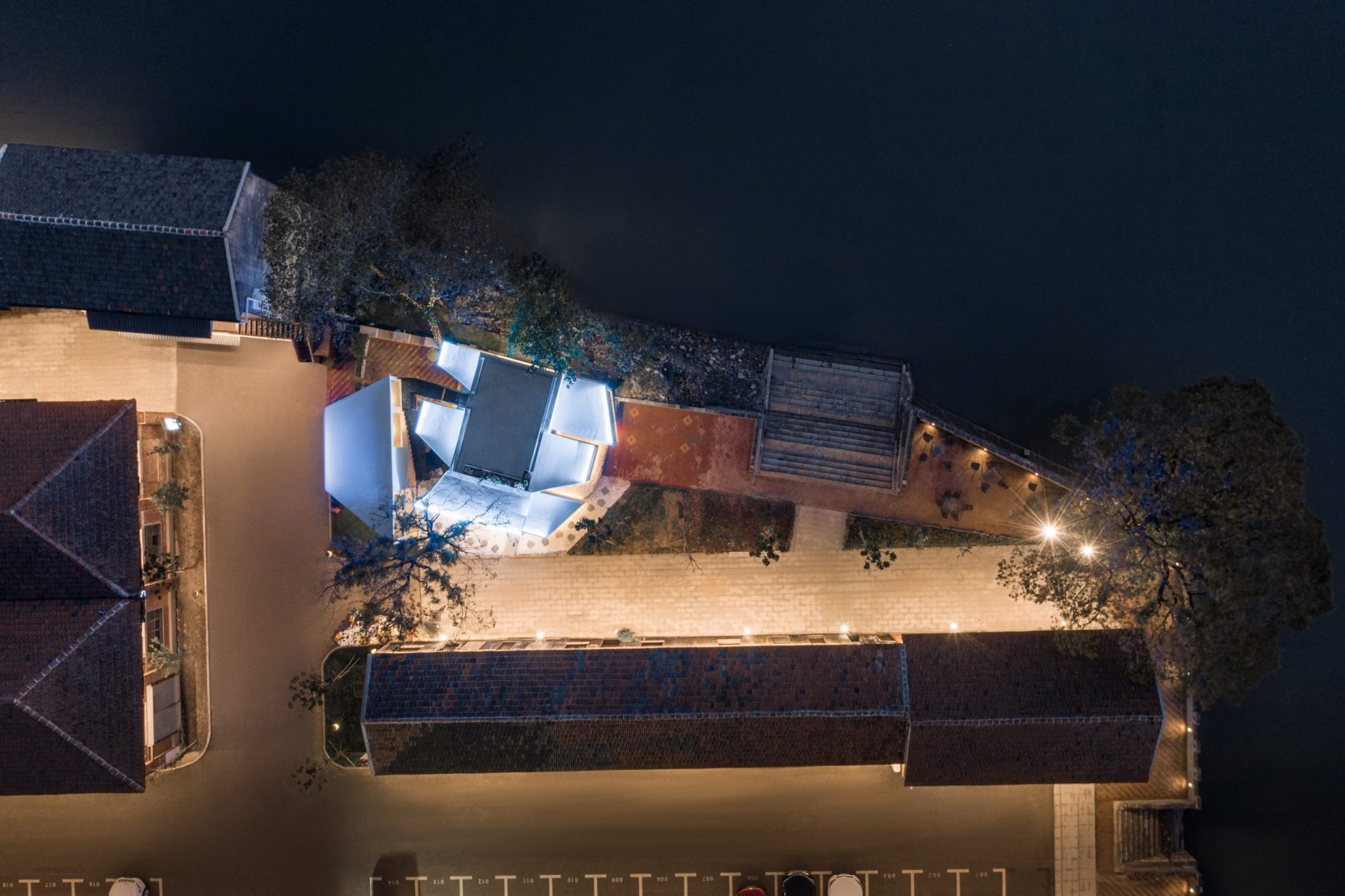 Shanghai Yunjian Granary “Space Box Suspended by People’s River” LILITH House by DCDSAA ...