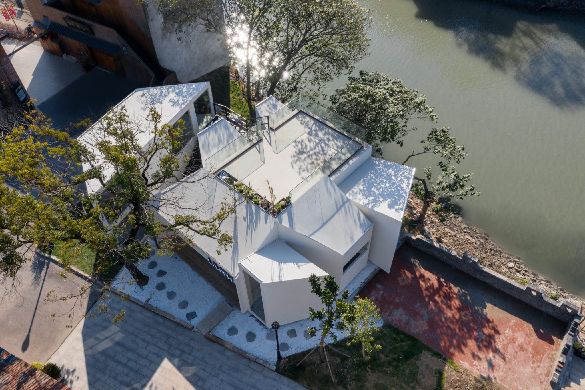 Shanghai Yunjian Granary “Space Box Suspended by People’s River” LILITH House by DCDSAA ...
