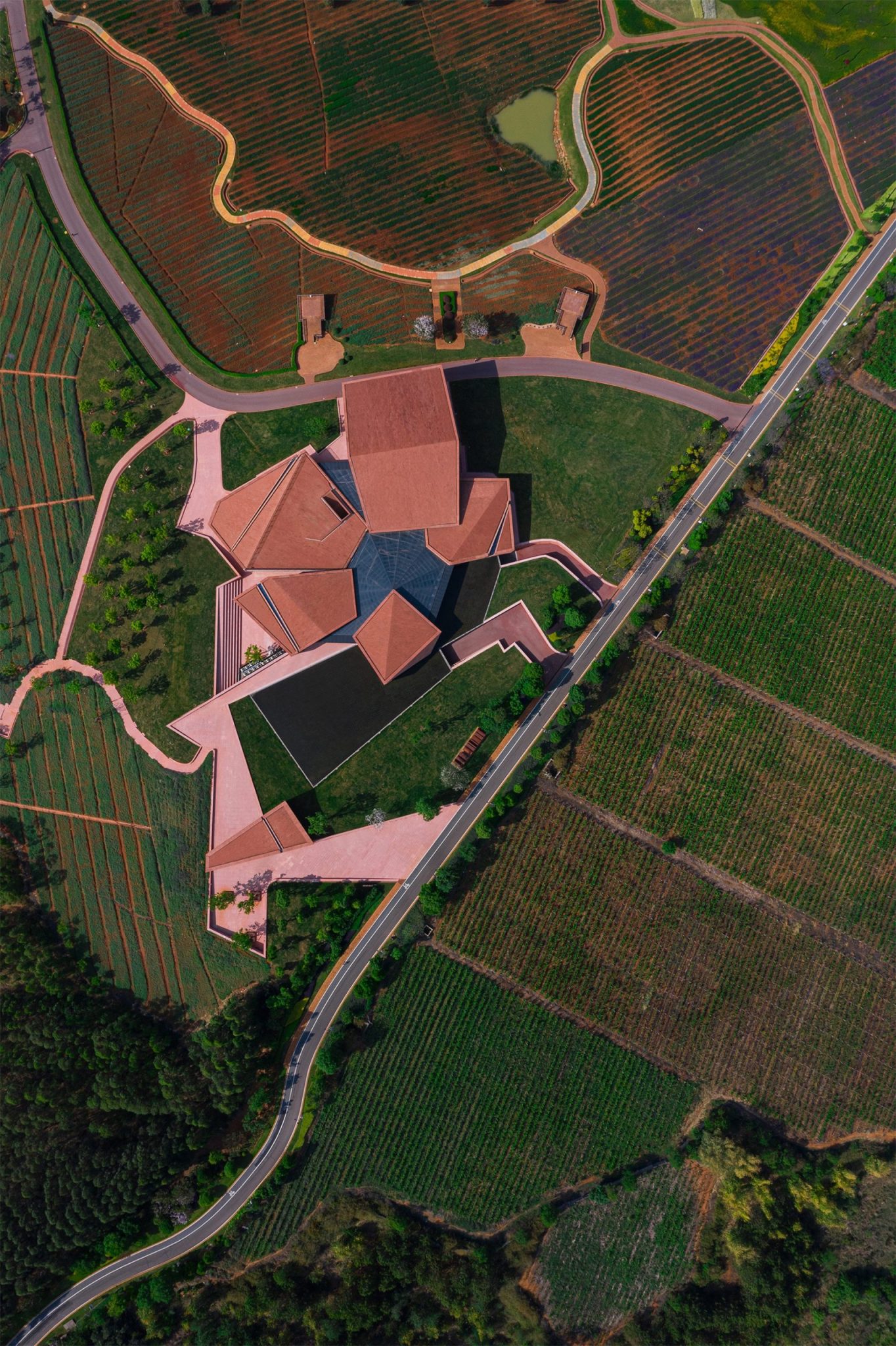 Yunnan Dongfengyun Art Center By line+ studio – mooool