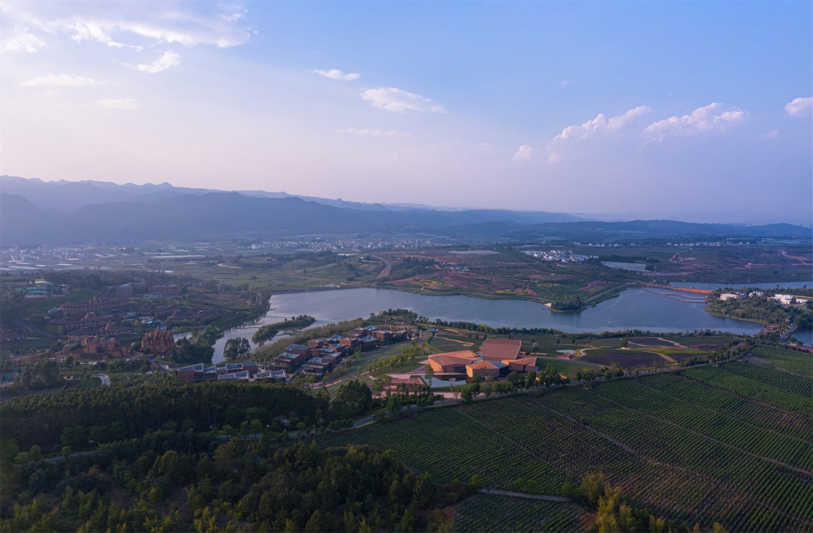 红色石阵，云南东风韵艺术中心 /孟凡浩-line+建筑事务所 & gad – mooool木藕设计网