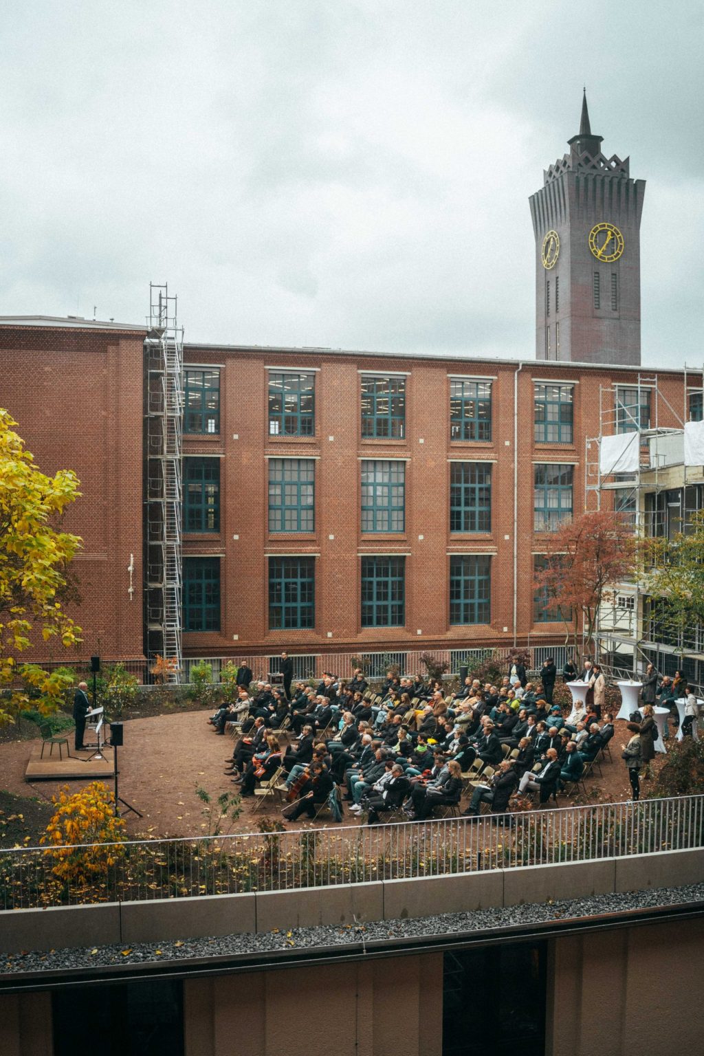 用树木重构建筑，工厂上的屋顶花园 / MEYER-GROHBRUEGGE – mooool木藕设计网