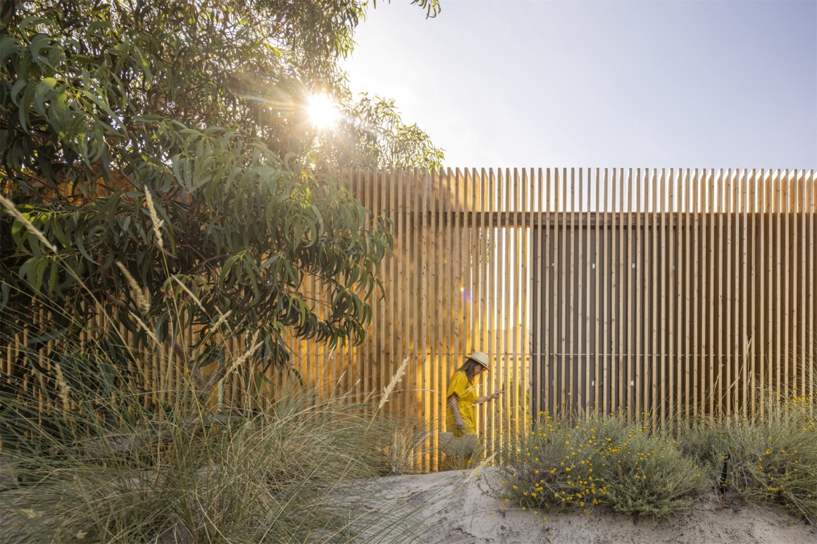 Palisade House–House in Tróia by BICA Arquitectos – mooool