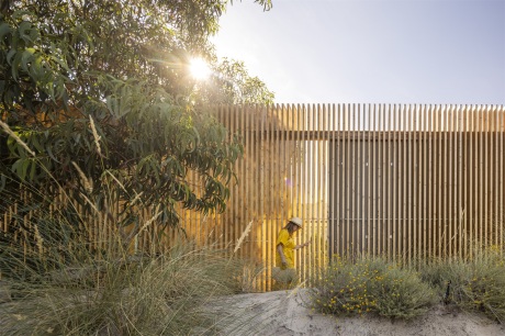 Palisade House–House in Tróia by BICA Arquitectos – mooool