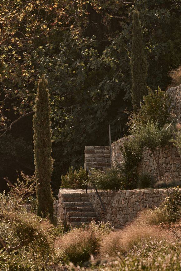 融于山谷，希腊LIKNON地下展览馆 / K-Studio – mooool木藕设计网