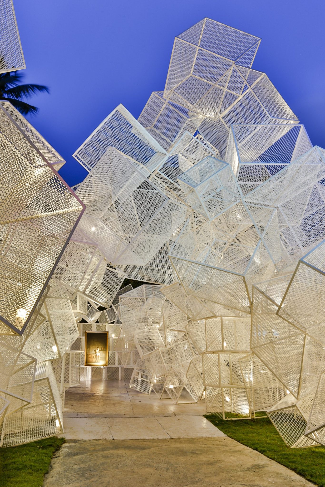 印度杜尔迦女神节临时装置，受困的飞鸟 / Abin Design Studio – mooool木藕设计网