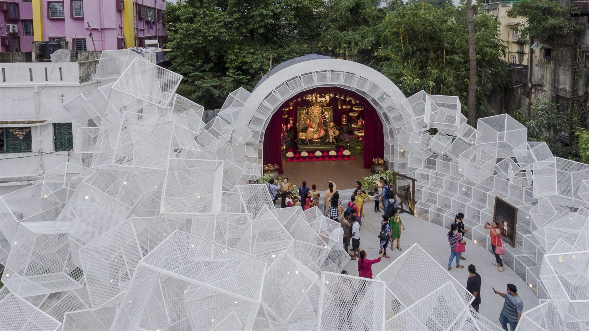 印度杜尔迦女神节临时装置，受困的飞鸟 / Abin Design Studio – mooool木藕设计网