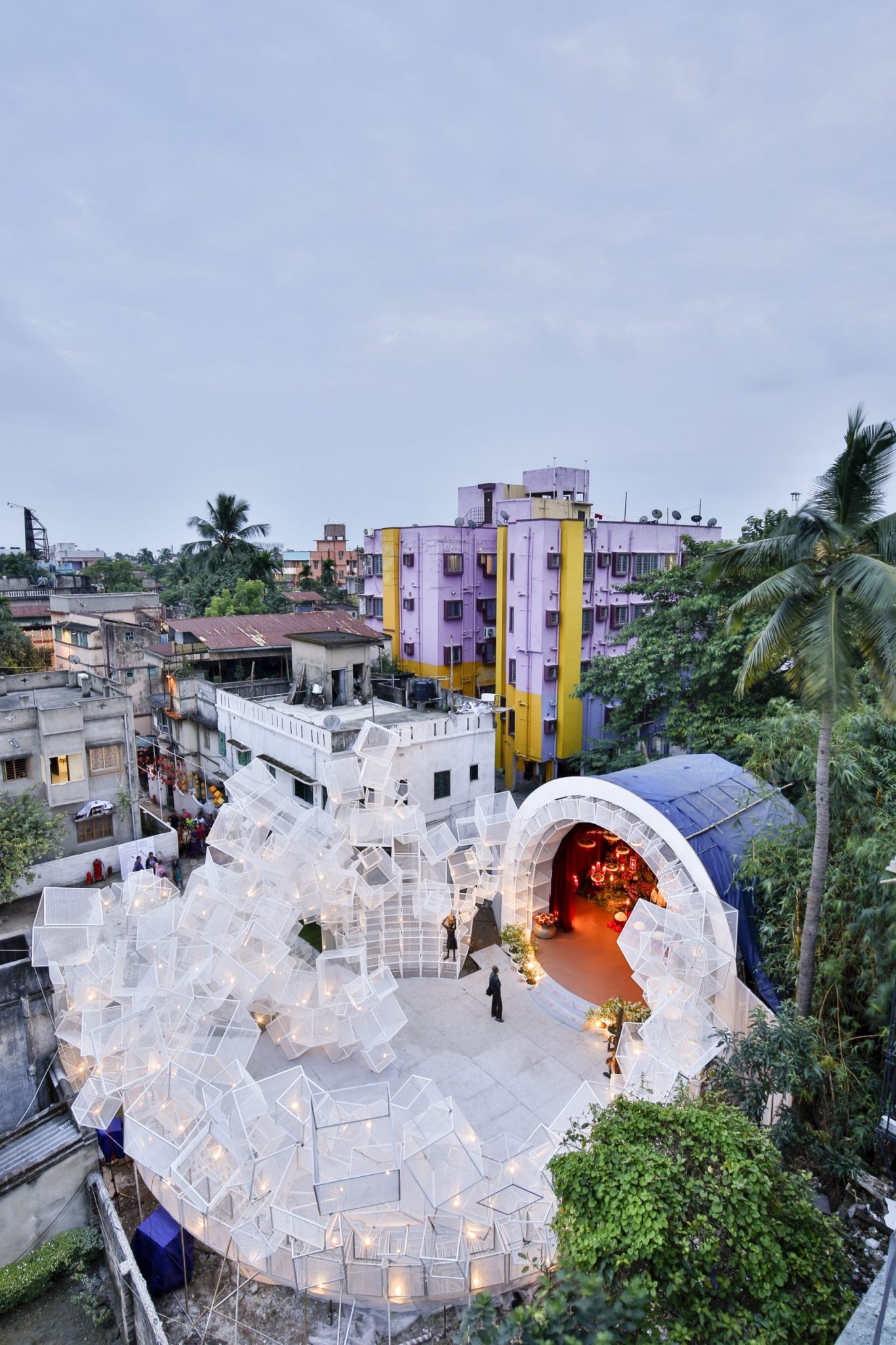 印度杜尔迦女神节临时装置，受困的飞鸟 / Abin Design Studio – mooool木藕设计网