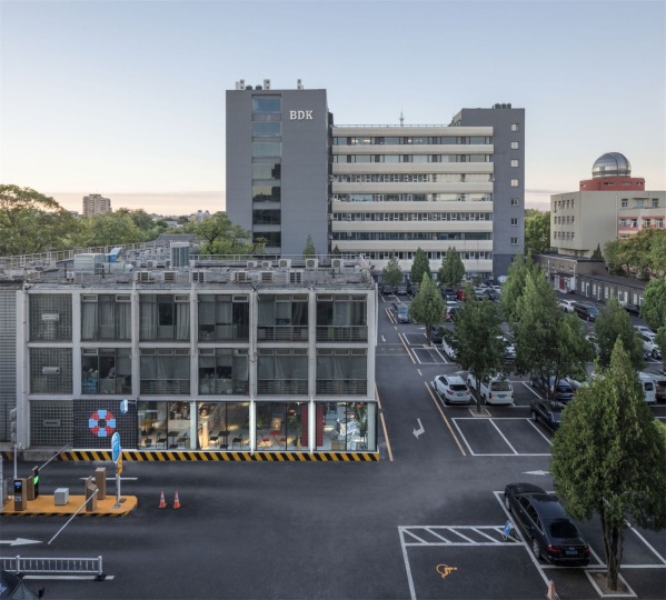 停车场里的东城MIX岛日咖夜酒集合店，北京 / DAGA大观建筑 – mooool木藕设计网