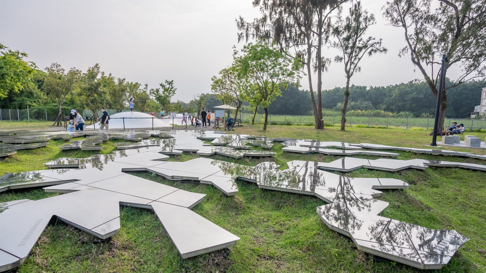 台湾 · 公园里的艺术装置：大地水景 & 弹跳小丘 / NOIZ – mooool木藕设计网