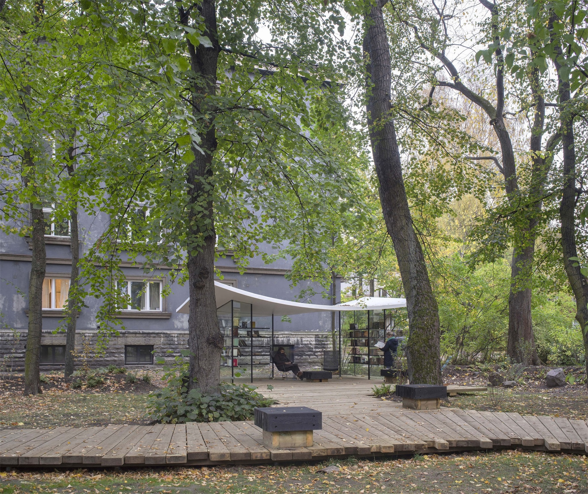 爱沙尼亚社区阅读亭 · 白色书页 / Ninja Stuudio – mooool木藕设计网