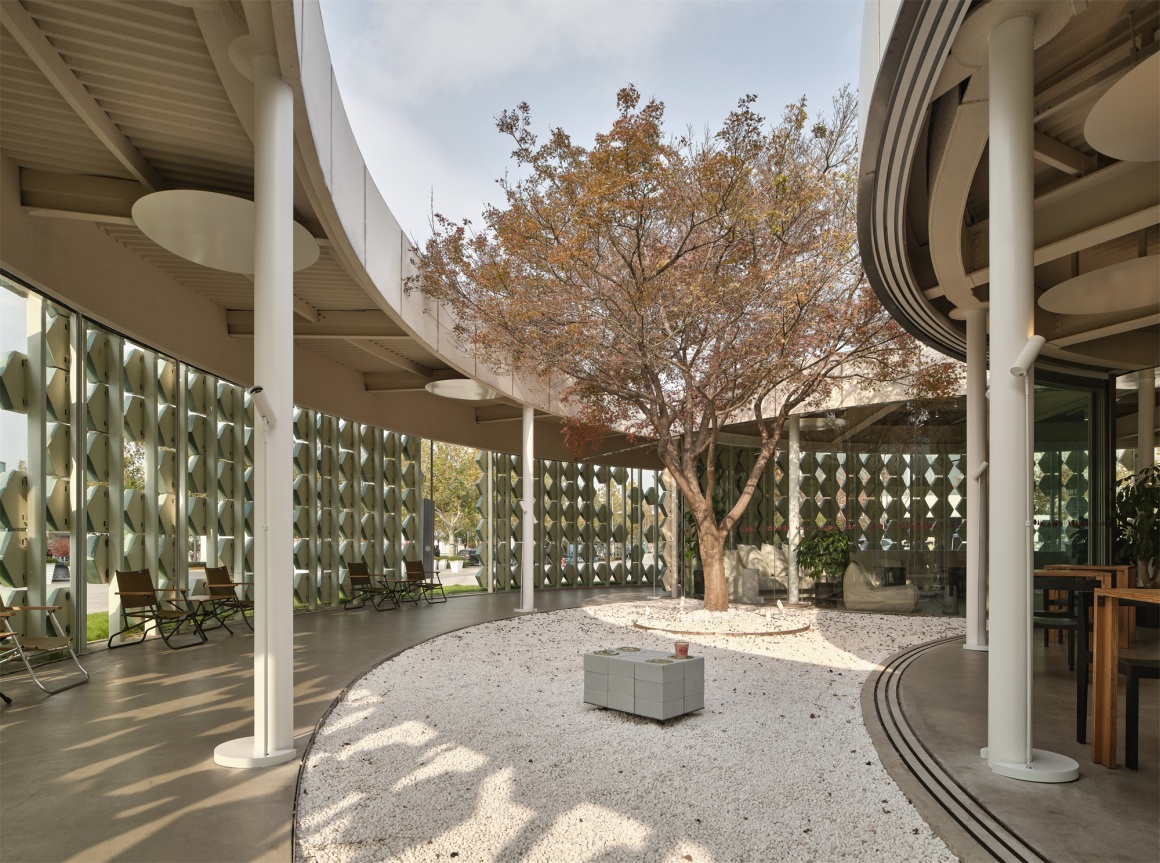 Walking to the green maple by STUDIO8 – mooool