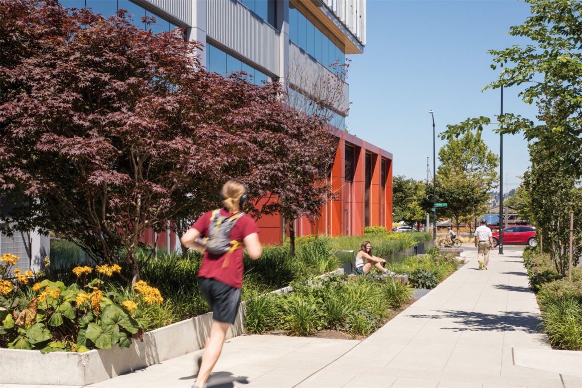 “Breathing” park-like block landscape, building open and shared ...