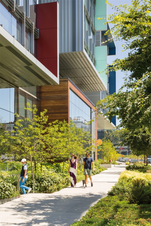 “Breathing” park-like block landscape, building open and shared ...