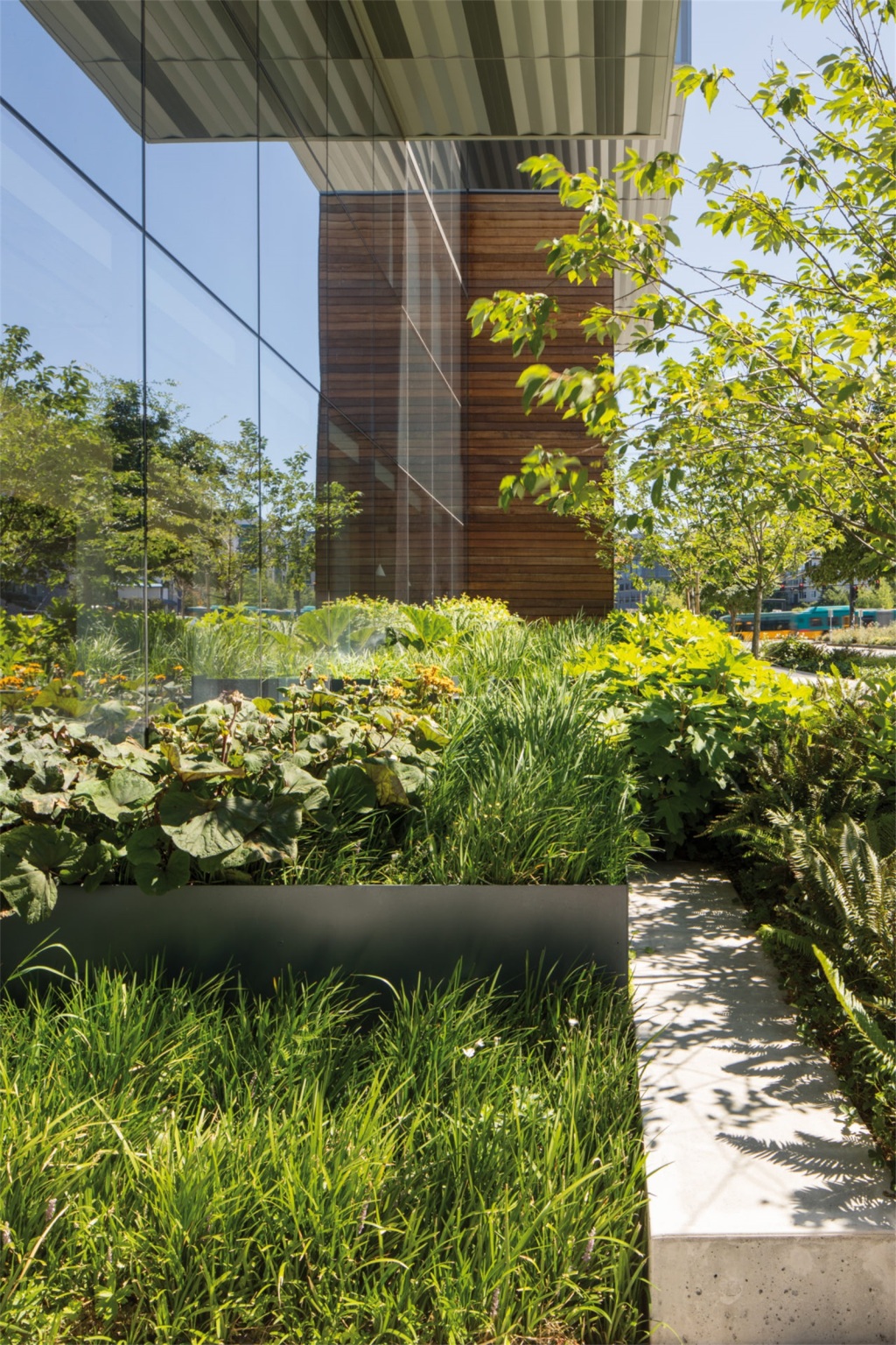 “Breathing” park-like block landscape, building open and shared ...