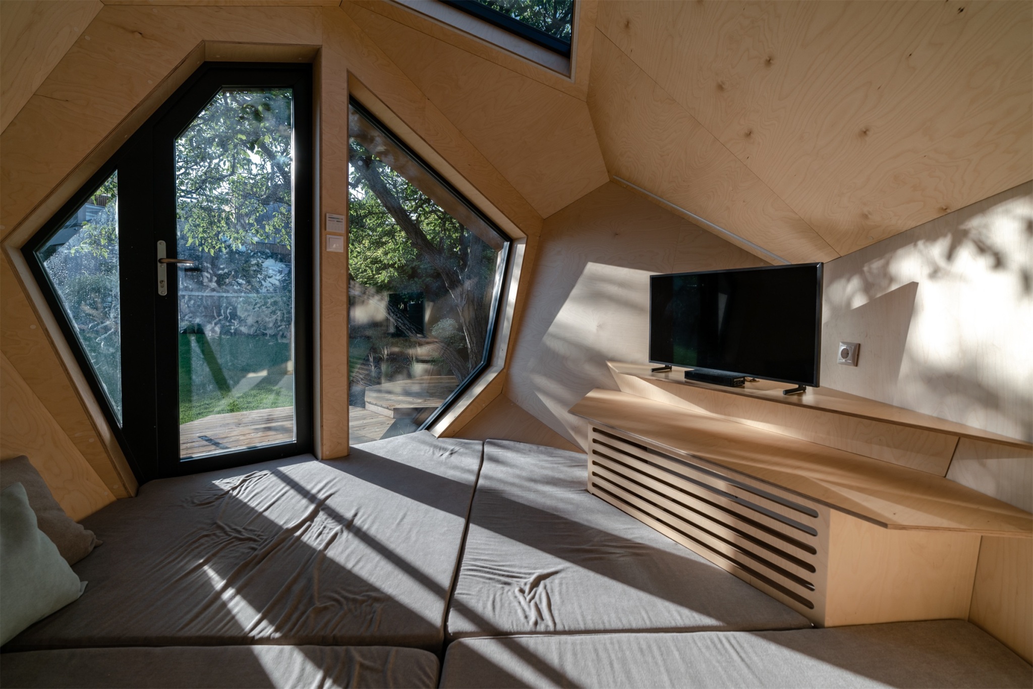 Pebble – Game pod by Hello Wood – mooool