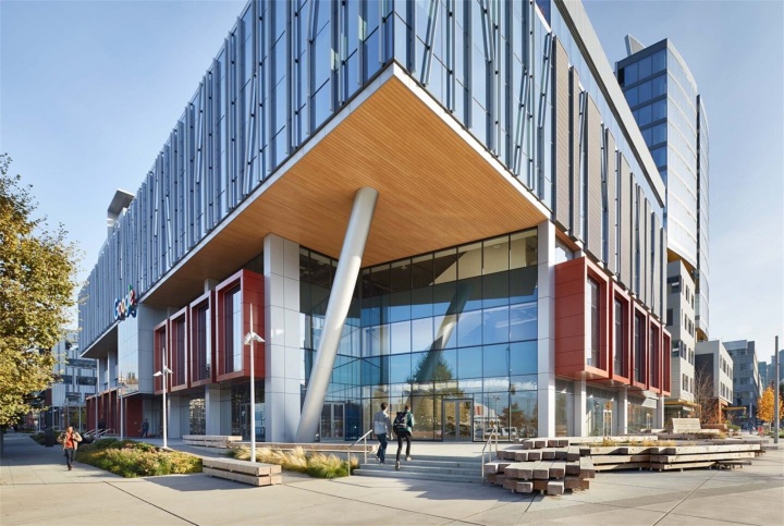 “Breathing” park-like block landscape, building open and shared ...