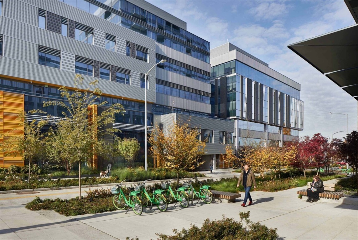 “Breathing” park-like block landscape, building open and shared ...