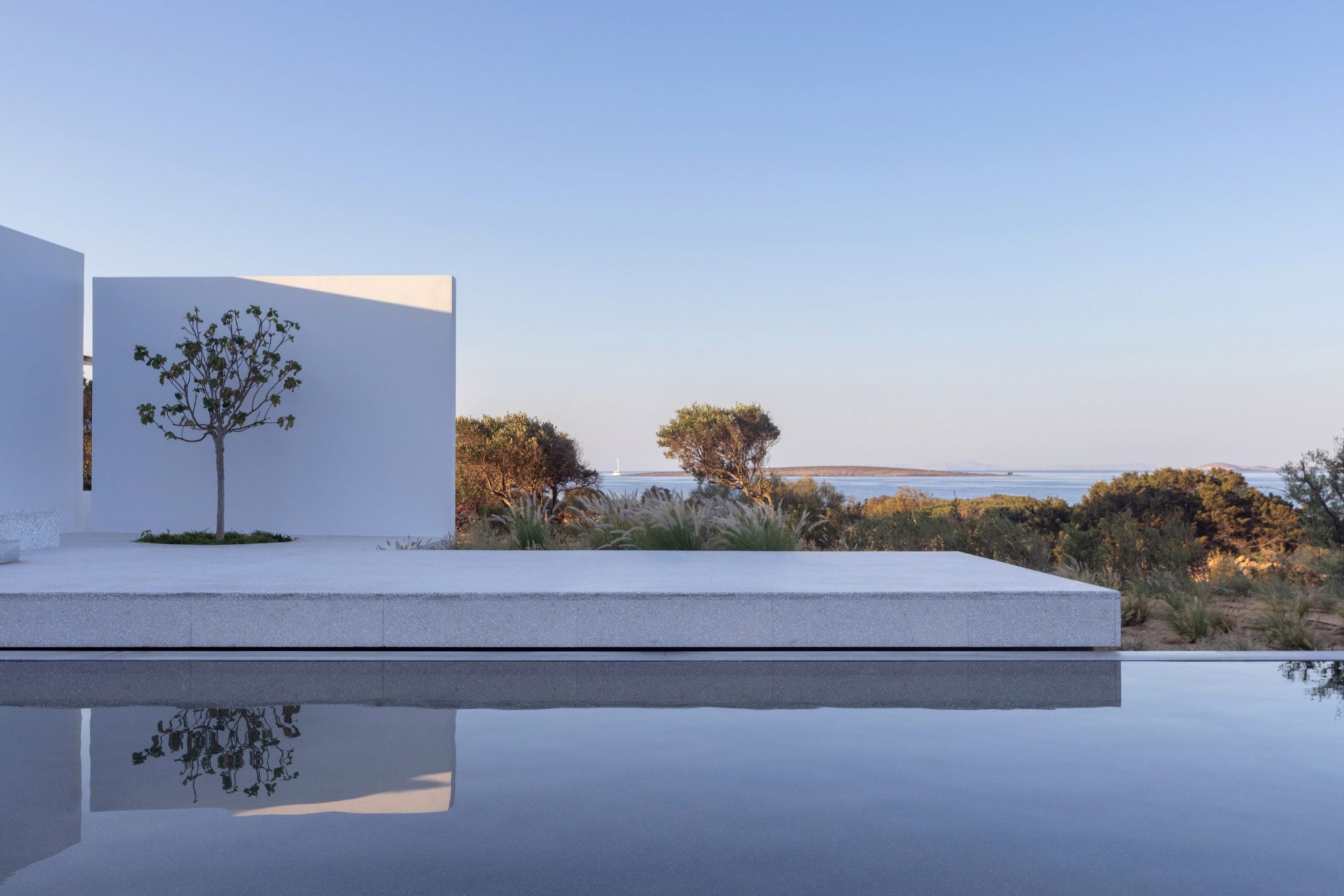 Paros Residence by Studio Seilern Architects – mooool