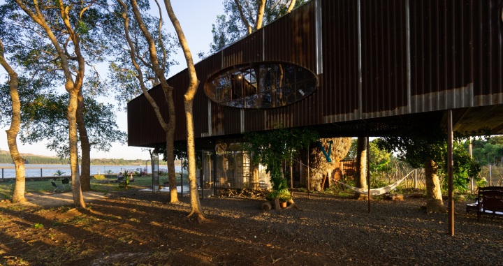 湖边的树屋，承载童年的美好时光 / H2 – mooool木藕设计网