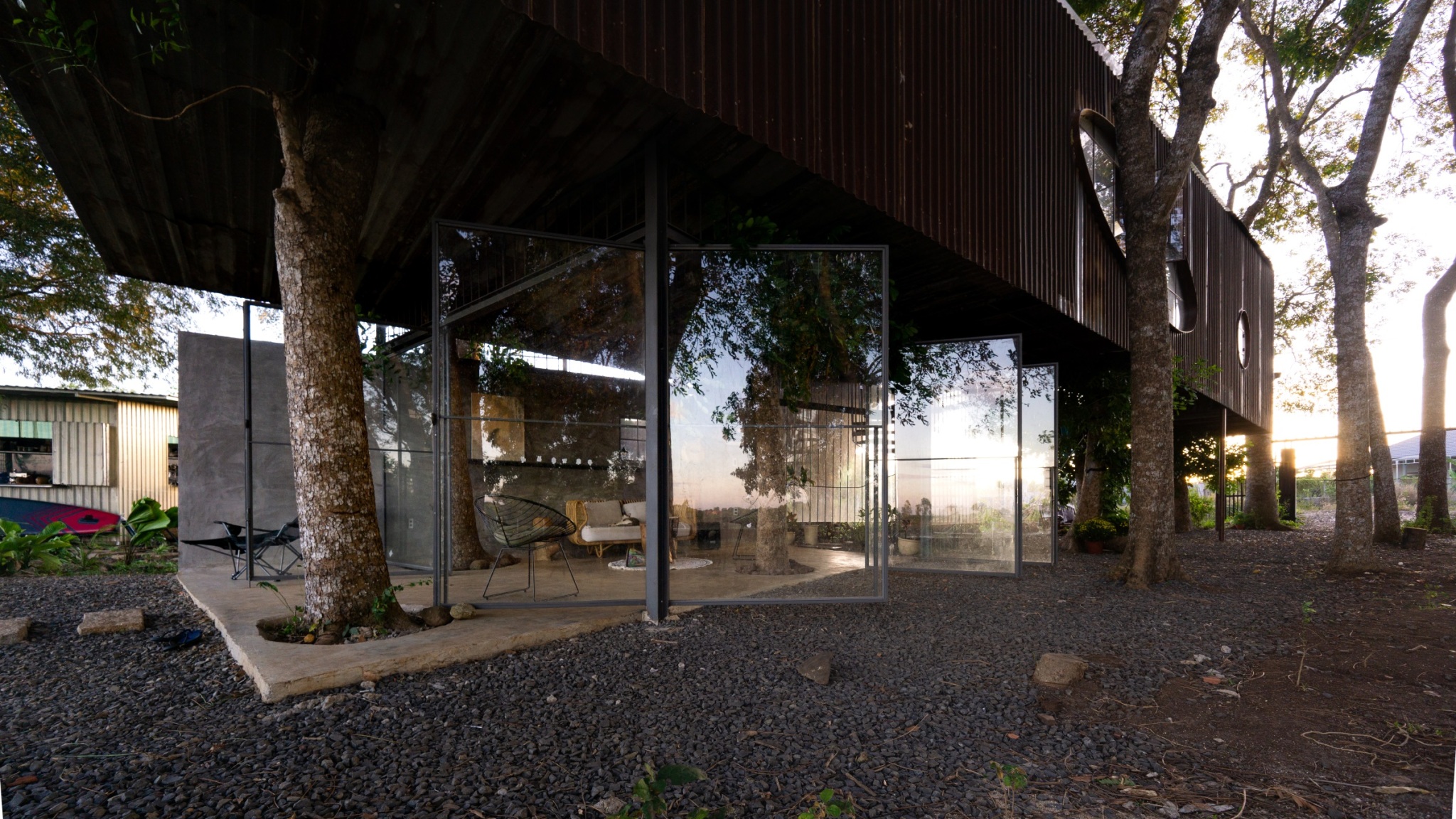 湖边的树屋，承载童年的美好时光 / H2 – mooool木藕设计网