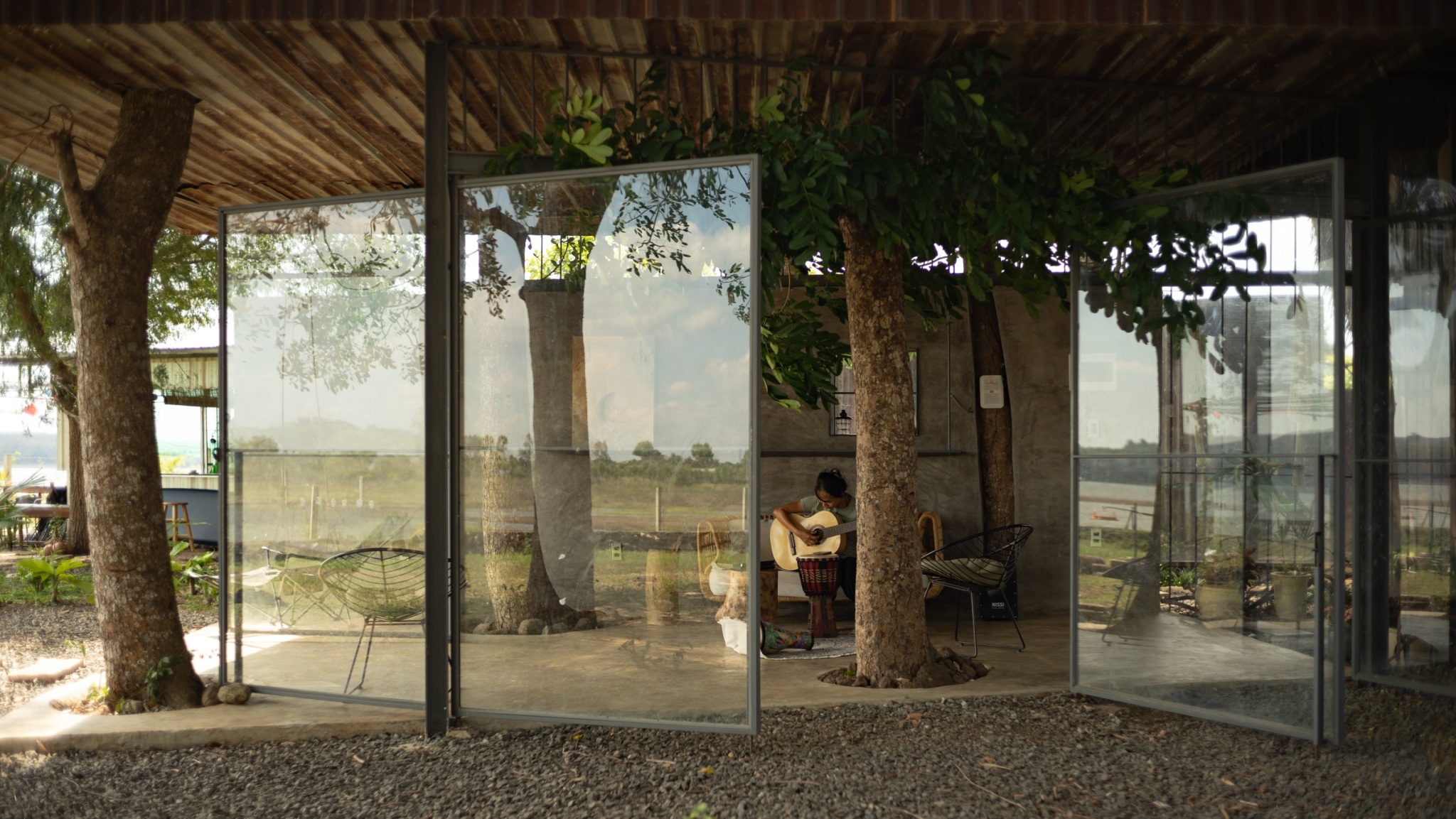 湖边的树屋，承载童年的美好时光 / H2 – mooool木藕设计网