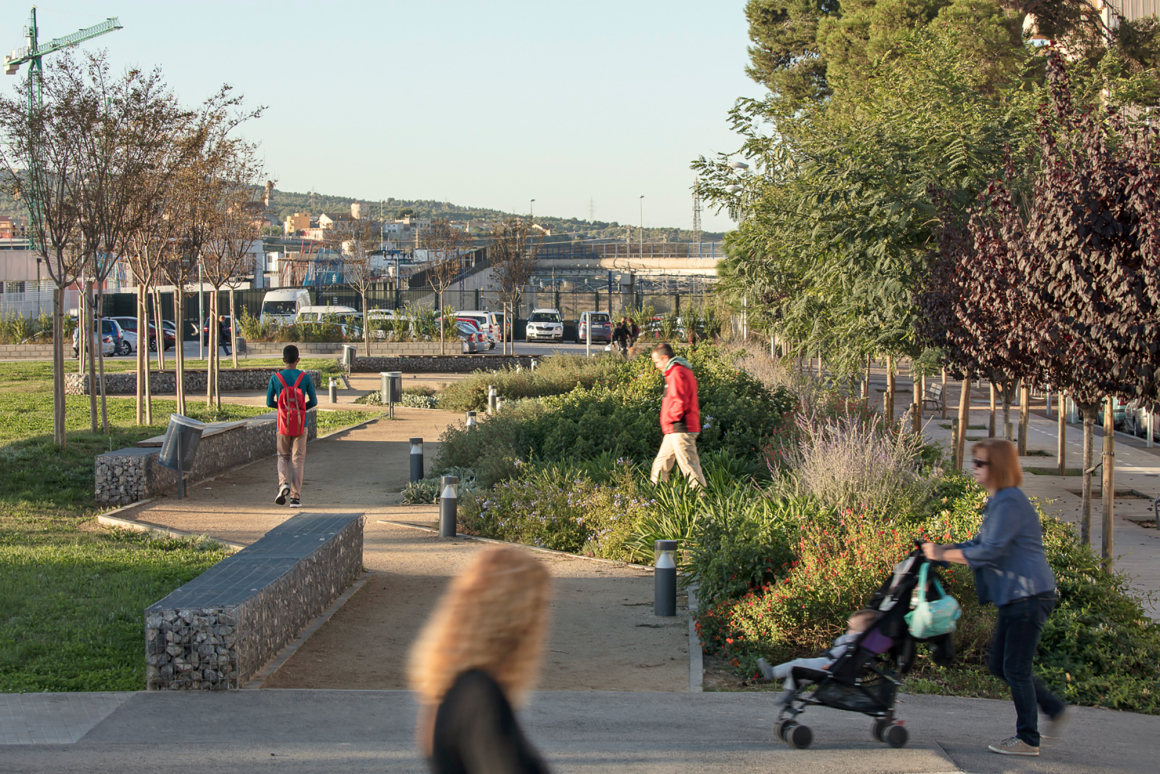 利用铁轨覆盖层打造的大型城市公园 / Batlleiroig – mooool木藕设计网