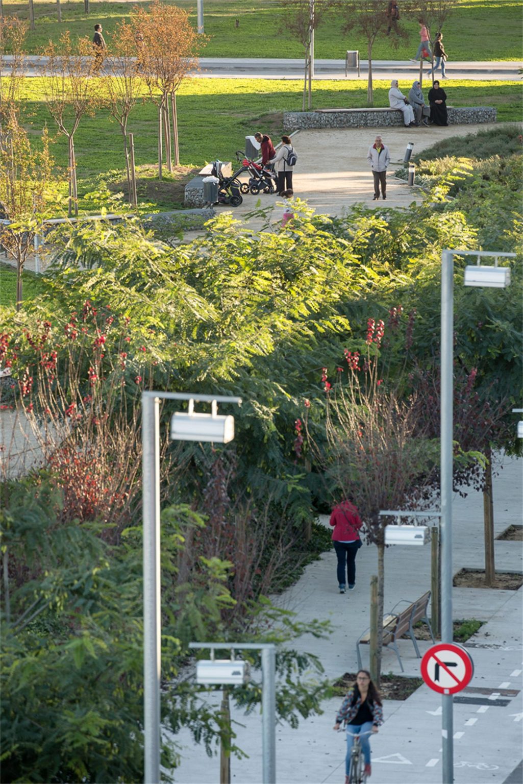 利用铁轨覆盖层打造的大型城市公园 / Batlleiroig – mooool木藕设计网