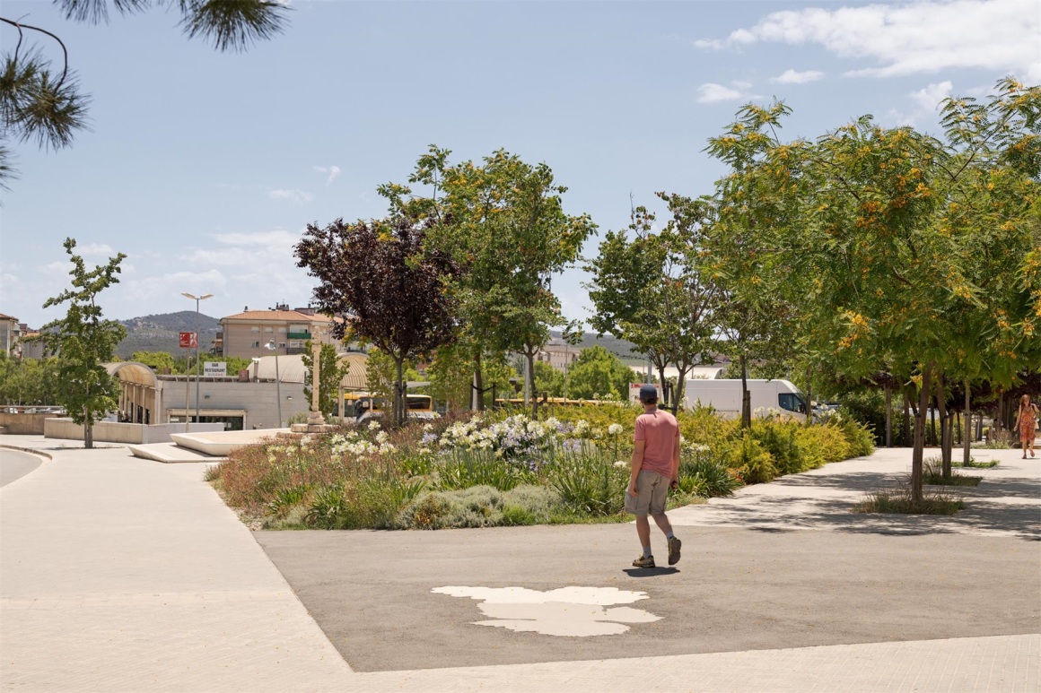 利用铁轨覆盖层打造的大型城市公园 / Batlleiroig – mooool木藕设计网