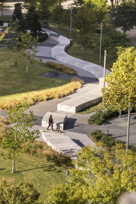 城市闲置空间的华丽转身 | 达拉斯市中心最新的城市绿洲：太平洋广场 / SWA Group – mooool木藕设计网