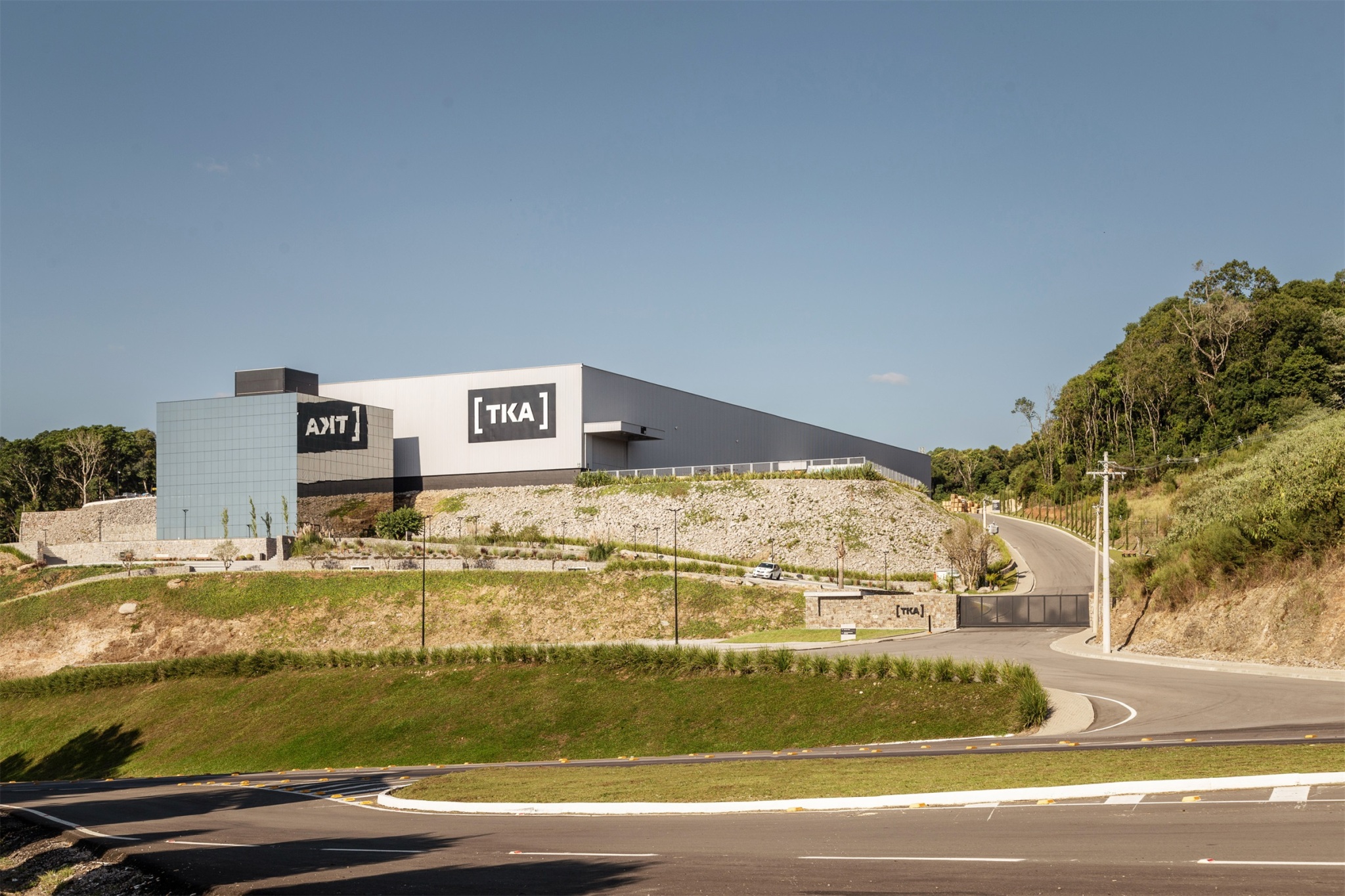 巴西 · 工厂户外空间优化设计 / naE – mooool木藕设计网