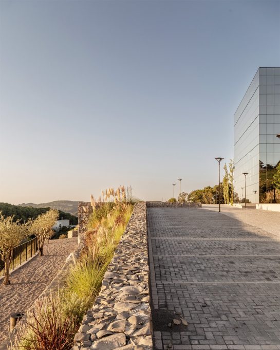 巴西 · 工厂户外空间优化设计 / naE – mooool木藕设计网