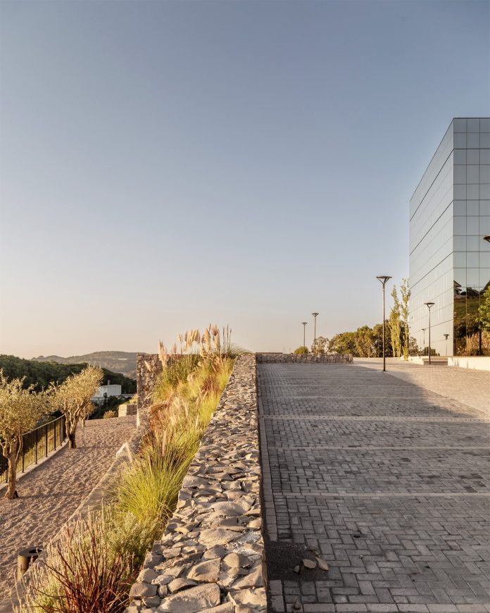 巴西 · 工厂户外空间优化设计 / naE – mooool木藕设计网