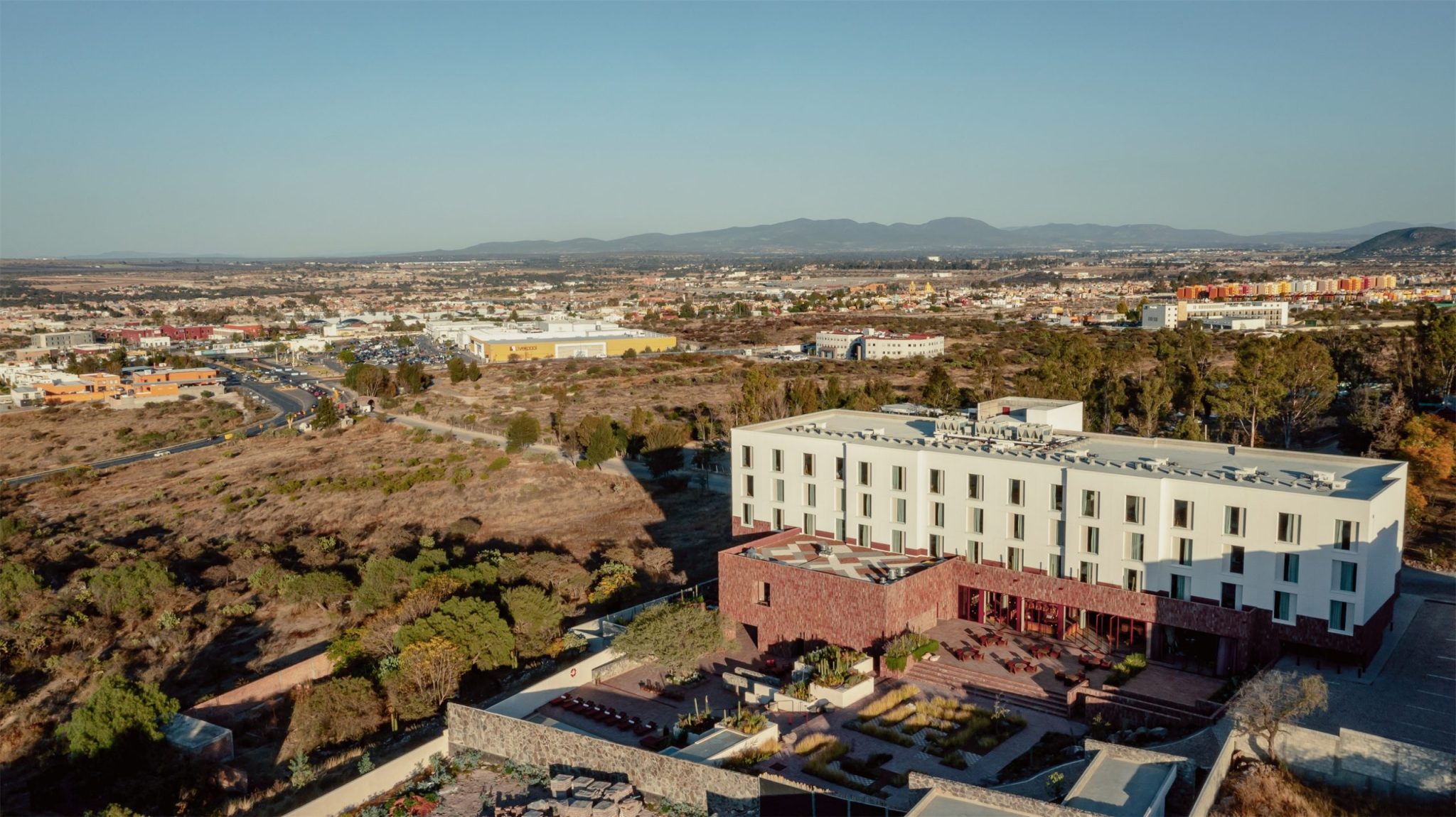 希尔顿精品系列 · 圣米格尔-德阿连德阿尔博酒店 / Productora + Esrawe Studio – mooool木藕设计网