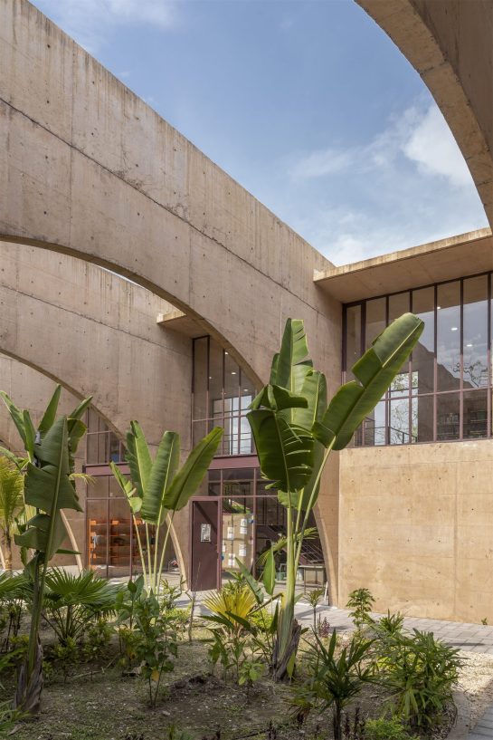 公共文化休闲空间 | 墨西哥 · 社区发展中心 / Centro de Colaboración Arquitectónica ...