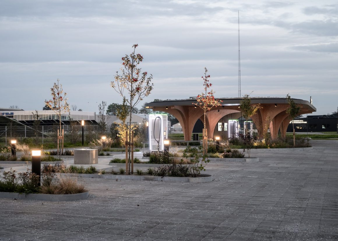 丹麦新能源汽车充电公园 / EFFEKT – mooool木藕设计网