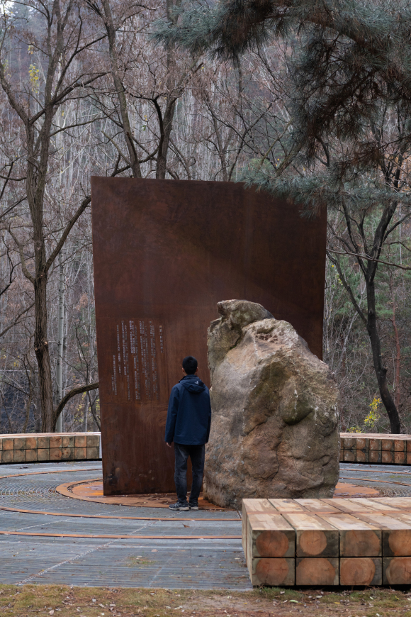 The King Kong Monument in the Forest by Atelier Scale – mooool