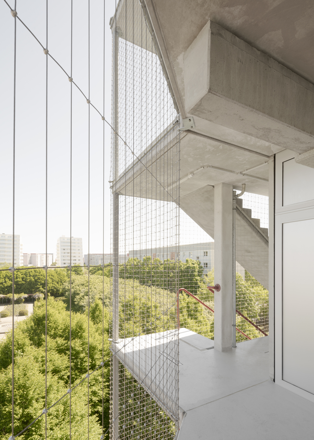 链接住宅楼的红色露台花园 Lion-Feuchtwanger-Strasse / FAR FROHN & ROJAS – mooool木藕设计网